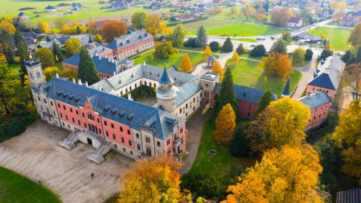 Zámek Sychrov a jeho bohatství. Jaké poklady můžete spatřit ...