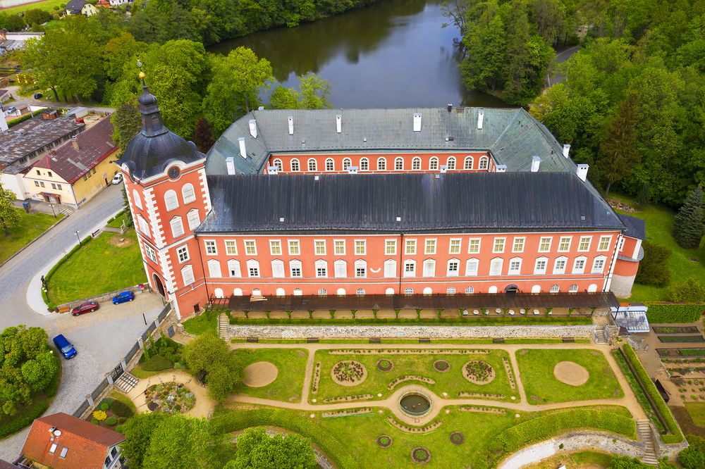 Kamenici nad Lipou proslavila 800 let stará lípa. Na zámku se tradičně ...