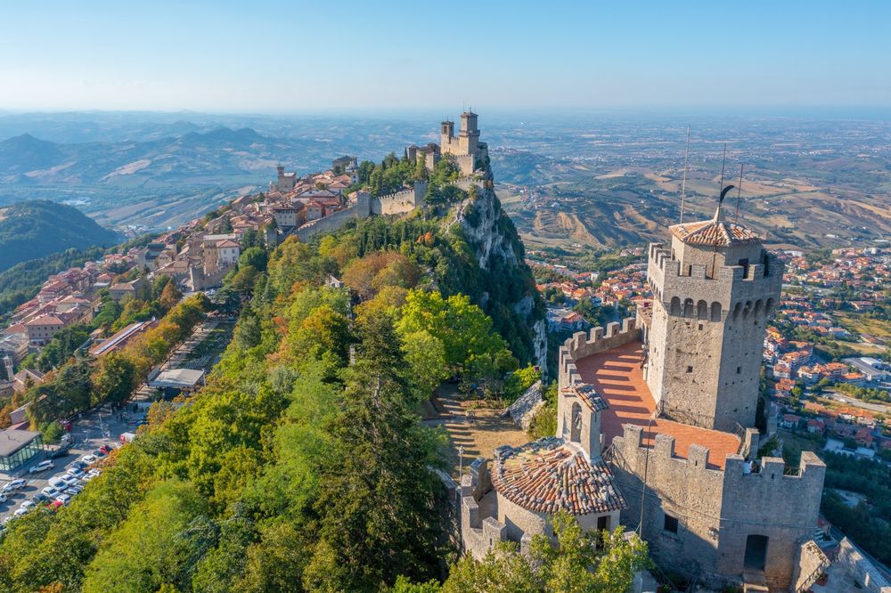 San Marino je podle legendy nejstarším státem světa. Proč ho turisté ...