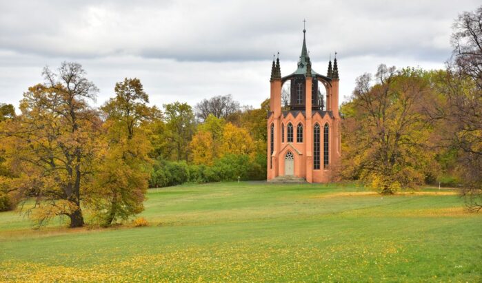 Zámek Krásný Dvůr má nádherný park se stavbami ve stylu versailleských ...