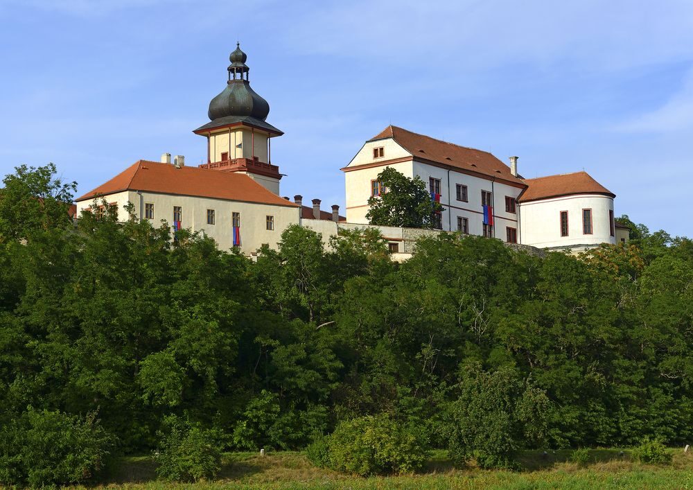 Zámek Nový Hrad u Jimlína má unikátní stropy a kdysi byl sídlem ...